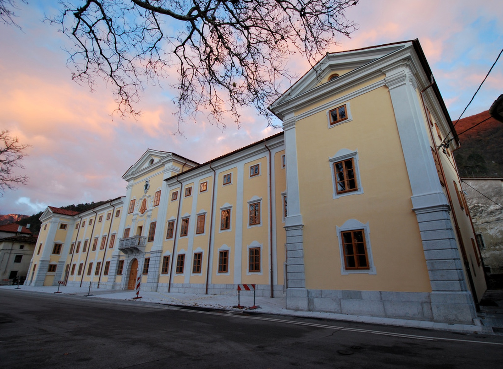 Podpis pogodbe o zakupu in uporabi prostorov obnovljenega dvorca ...